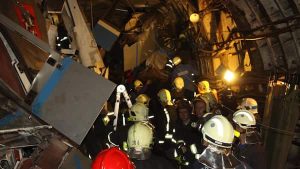 'This is a huge catastrophe': Moscow metro crash leaves 21 dead, 100 ...