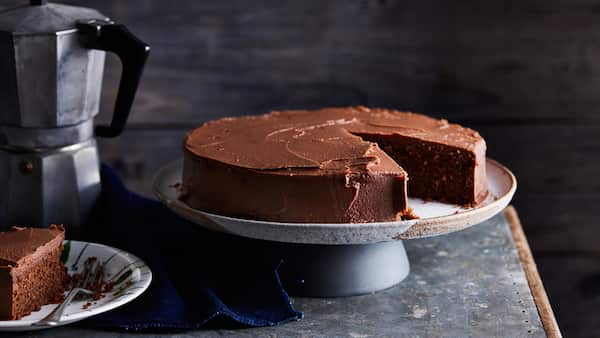 How to bake a perfectly flat cake | SBS Food