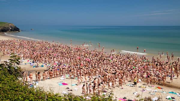 Women bare all for world-record breaking skinny dip | SBS News